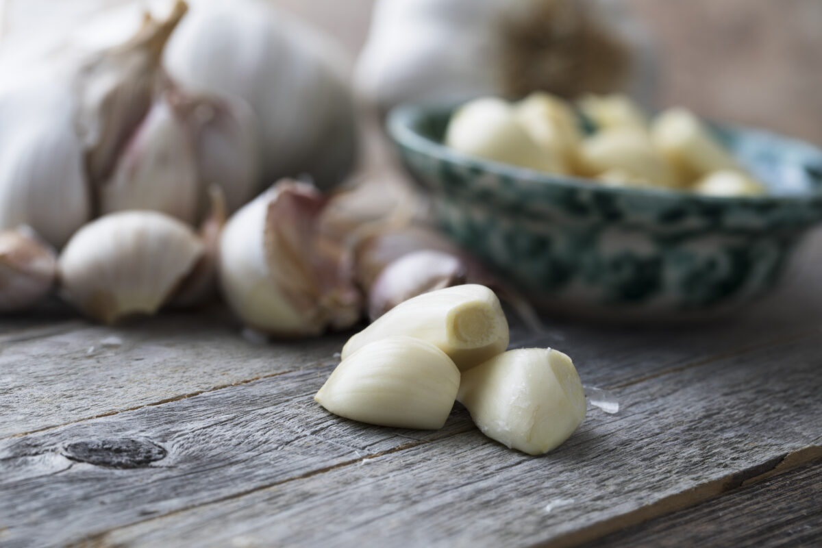 The Ultimate Guide to Easily Peeling Garlic Like a Pro - Living Well ...